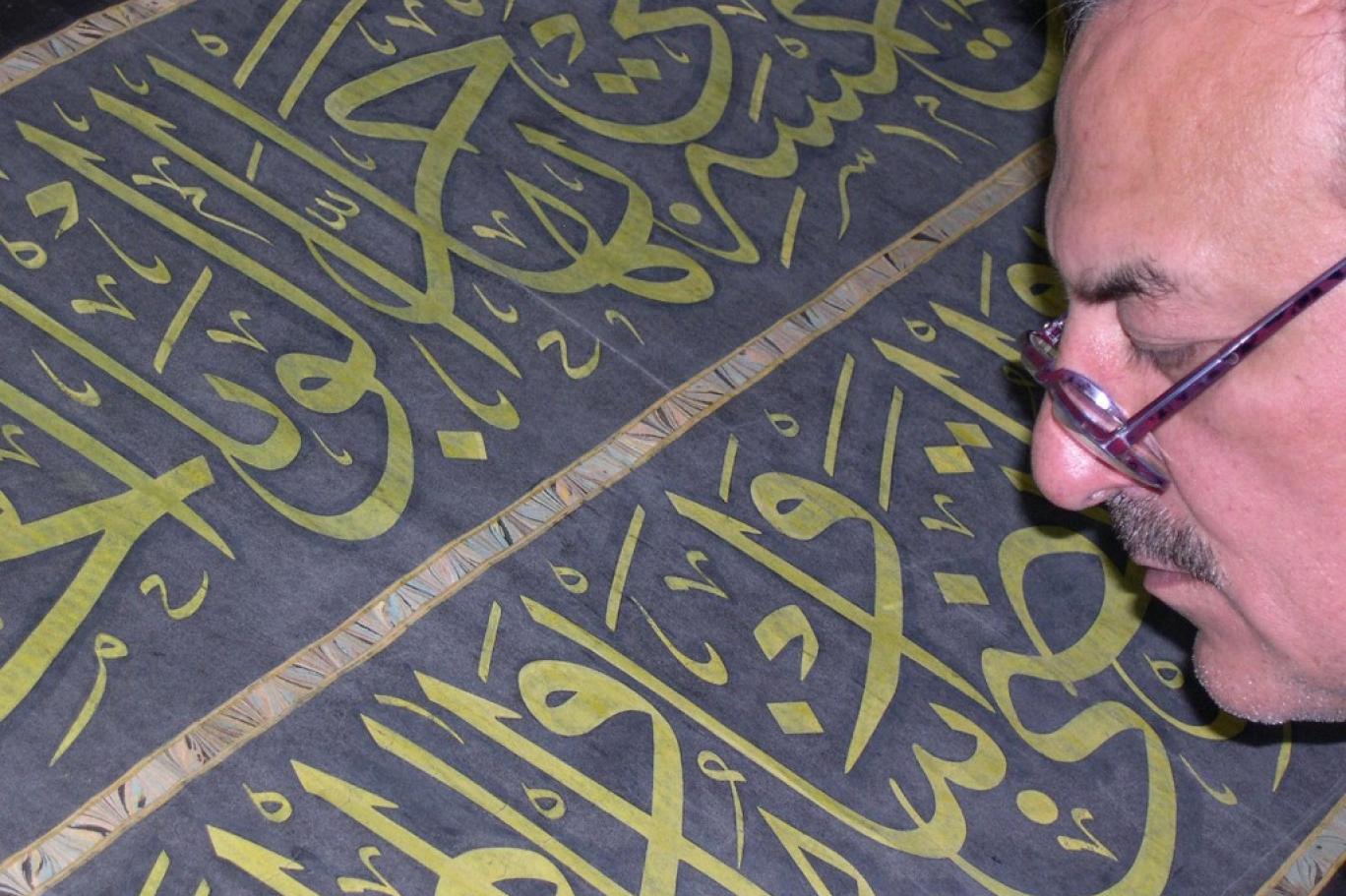 عباس البغدادي "عاشق الخط العربي" يرسم حروف النهاية | اندبندنت عربية