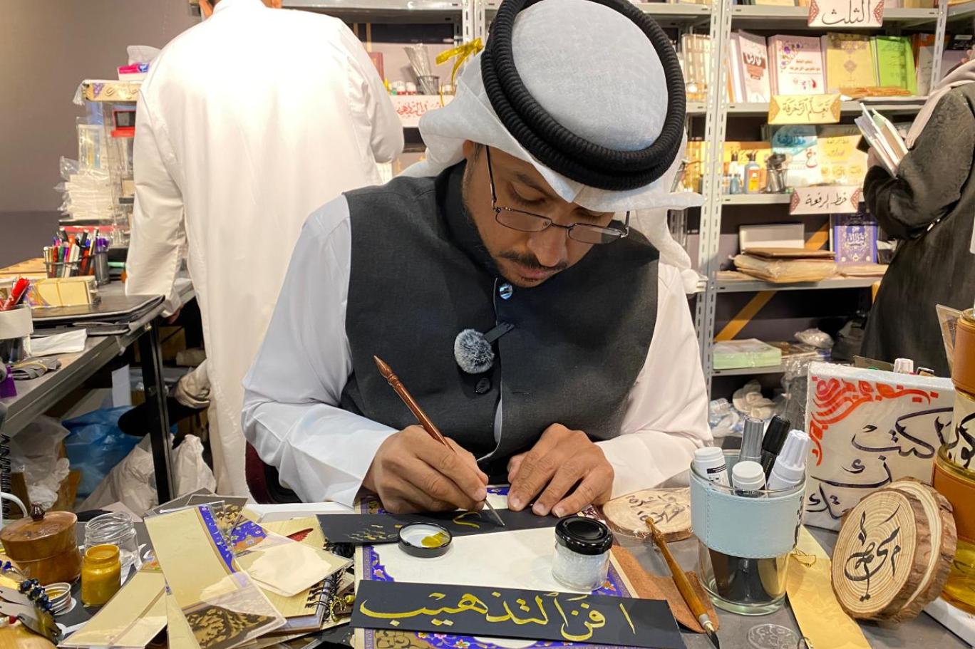 "التذهيب" فن يغازل جمال الخط العربي | اندبندنت عربية